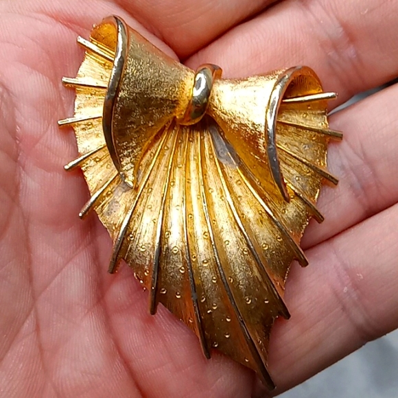 Coro | Jewelry | Vintage Coro Gold Tone Curled Over Leaf Brooch ...